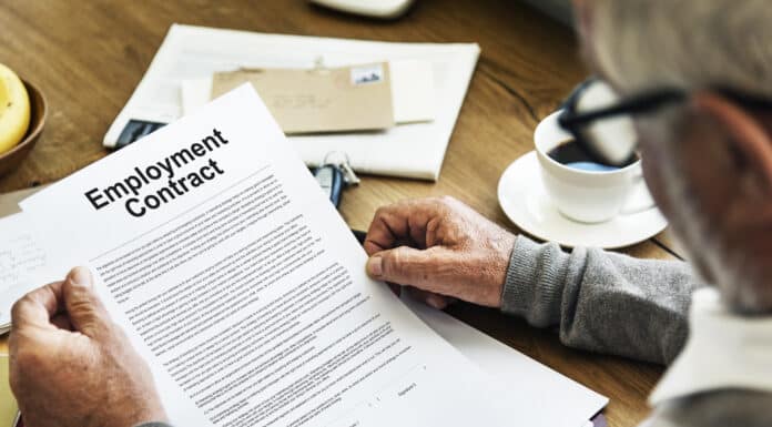 Contoh Surat Perjanjian Kerja & Hal yang Perlu Anda Muat!